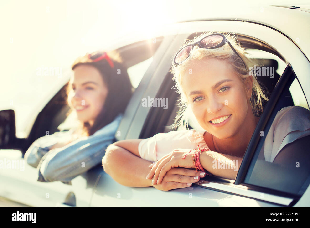 Lächelnde teenager mädchen im meer -Fotos und -Bildmaterial in hoher ...