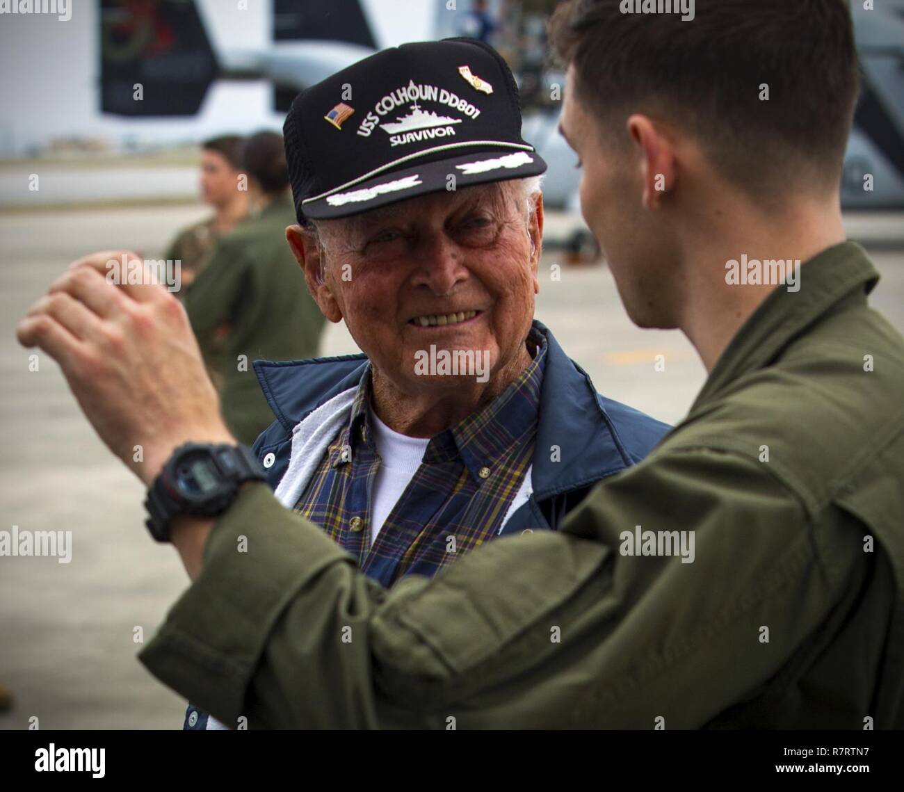 Kapitän Joe Hamlin gibt Donald Irwin, ein US-Navy Weltkriegsveteran ...