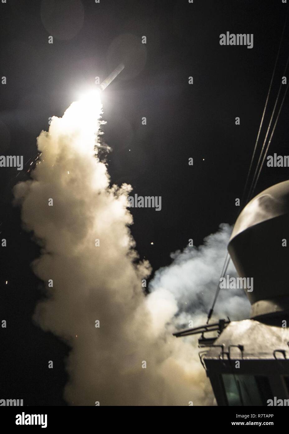 Tomahawk rakete im flug -Fotos und -Bildmaterial in hoher Auflösung – Alamy