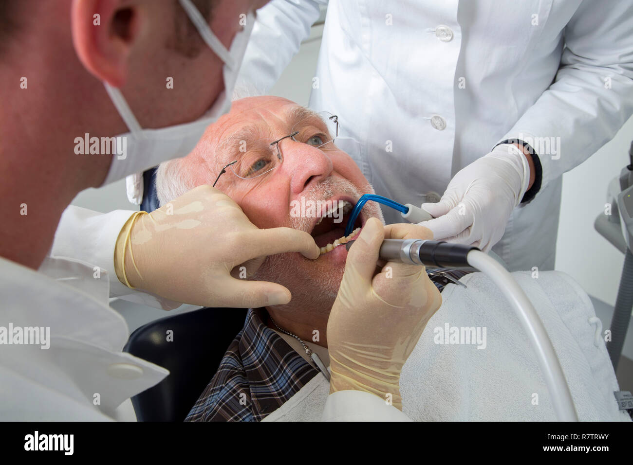 Mann zahnarzt -Fotos und -Bildmaterial in hoher Auflösung – Alamy