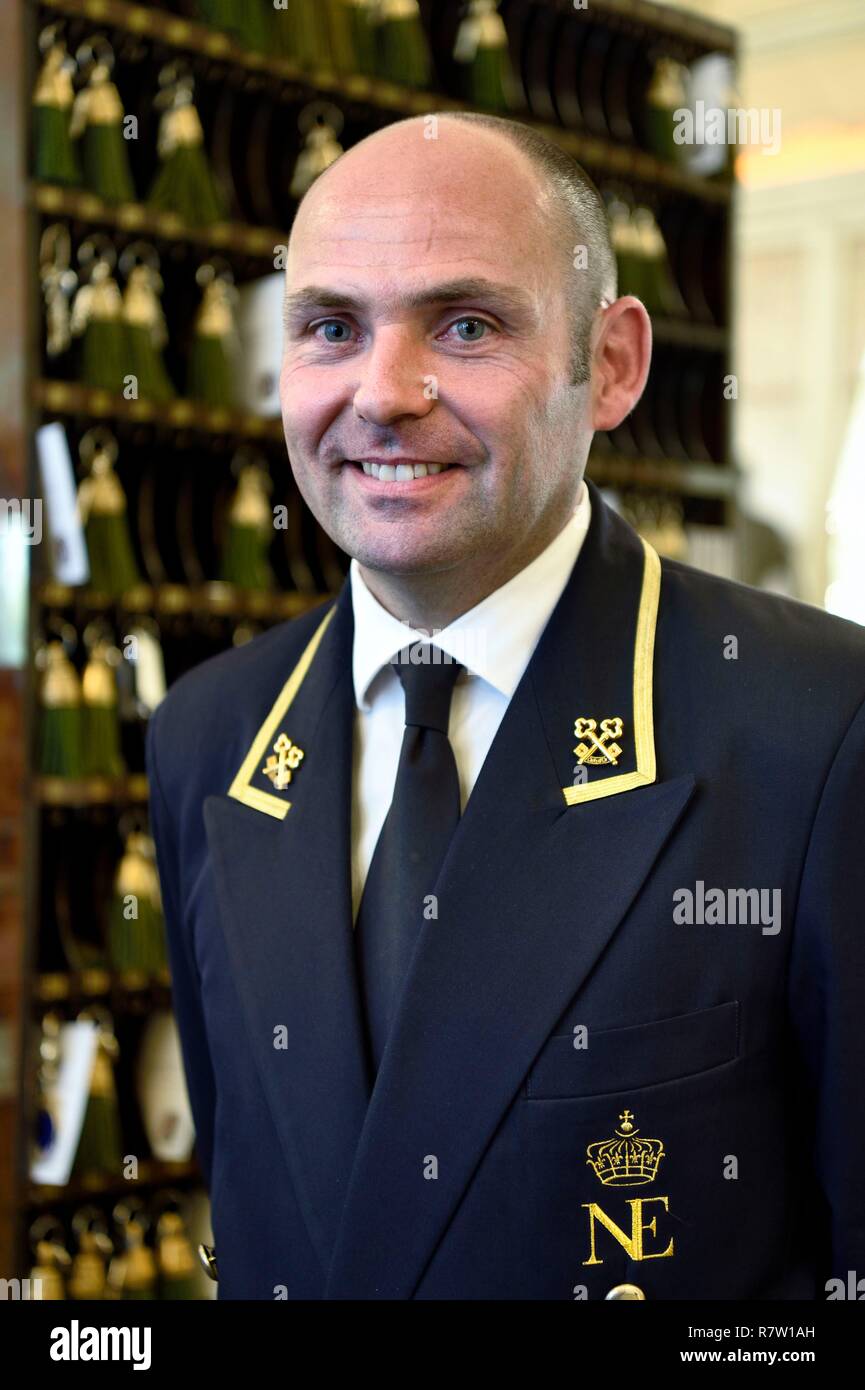 Concierge Man Uniform Stockfotos und -bilder Kaufen - Alamy