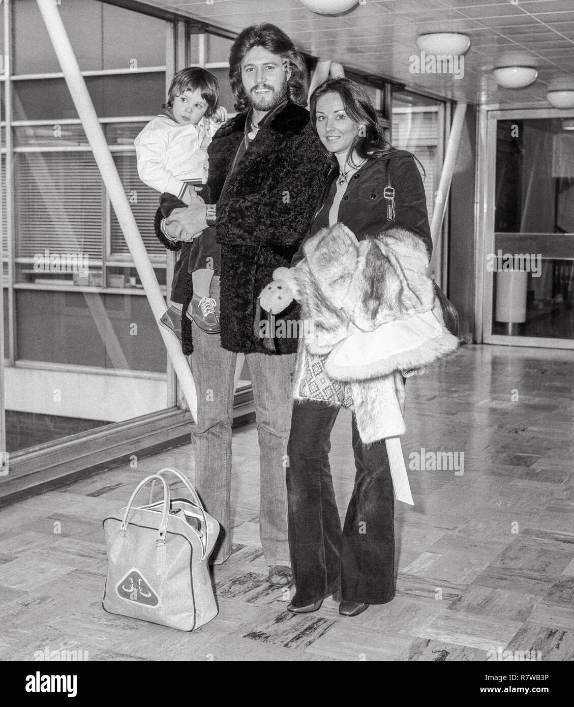 Bee Gee Barry Gibb mit seiner Frau Linda und 3 Jahre alten Sohn Stevie ...