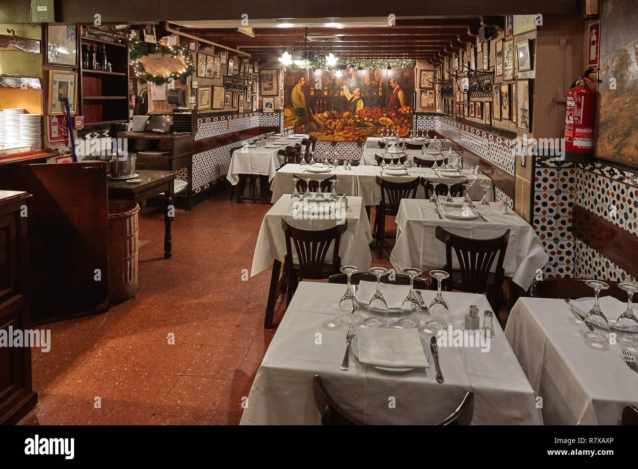 Traditional spanish cafe interior -Fotos und -Bildmaterial in hoher ...
