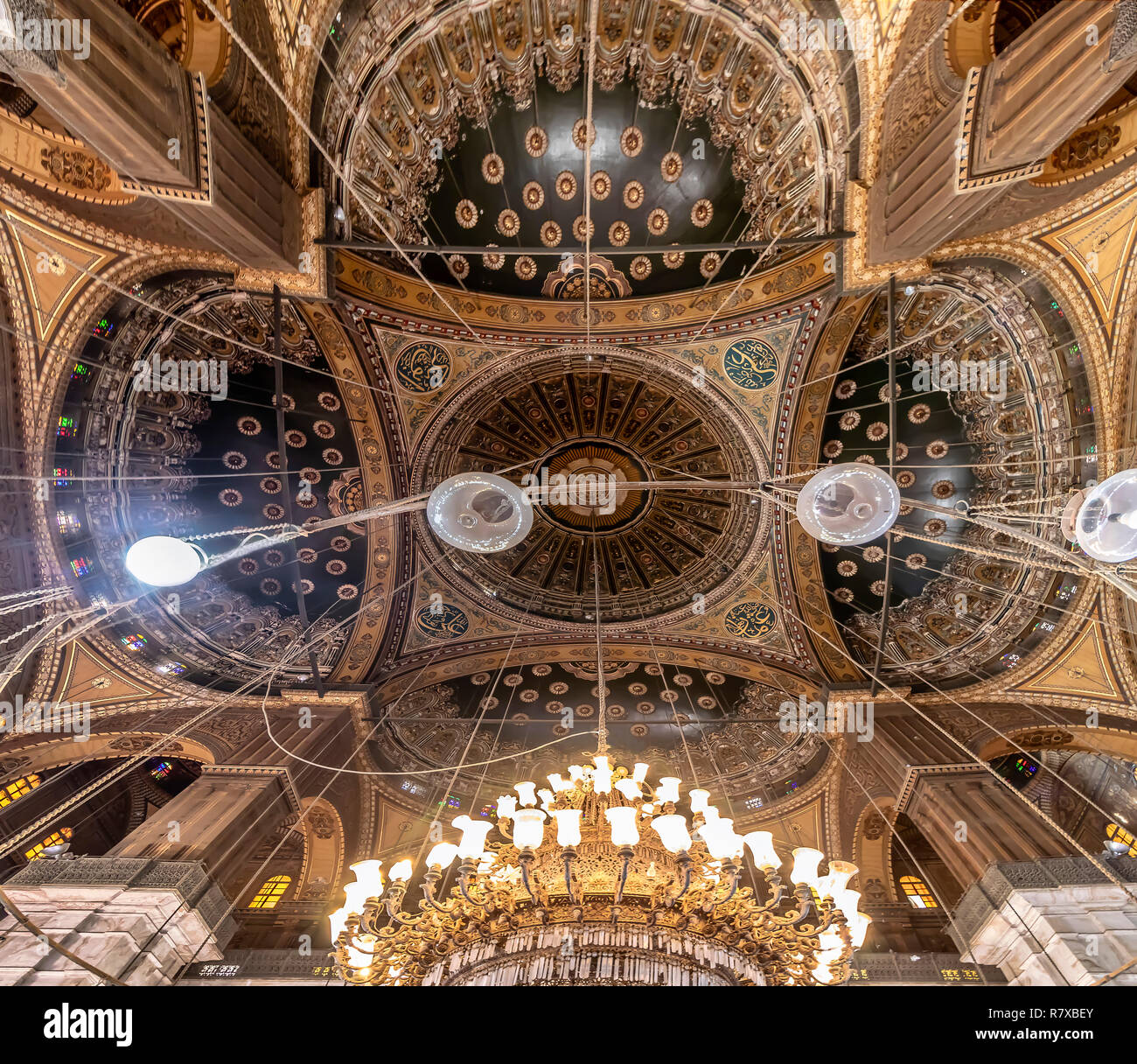 Decke der alabaster moschee an der innenseite -Fotos und -Bildmaterial ...