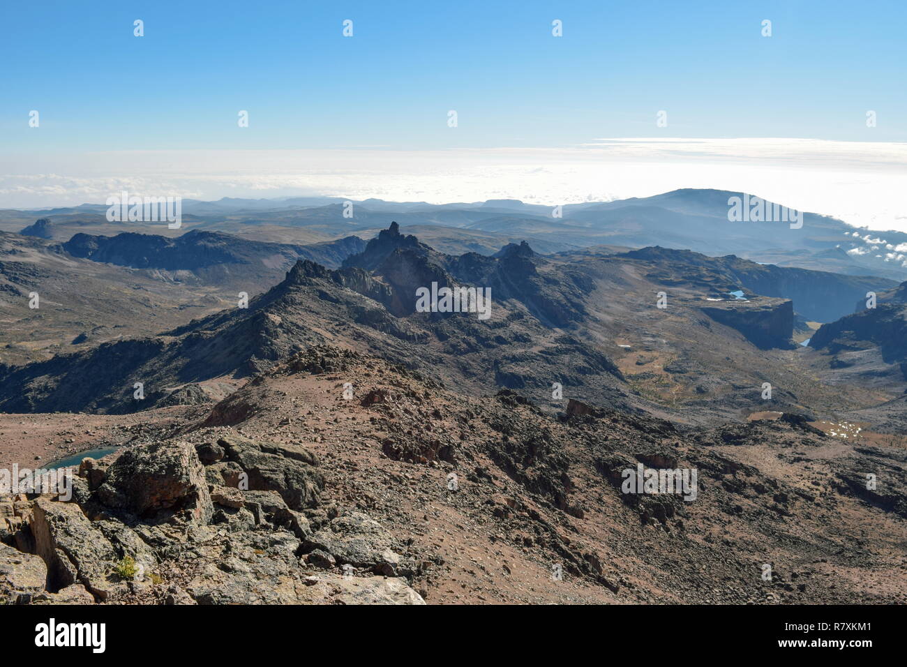 Die vulkanische Felsformationen über den Wolken auf den Mount Kenya ...