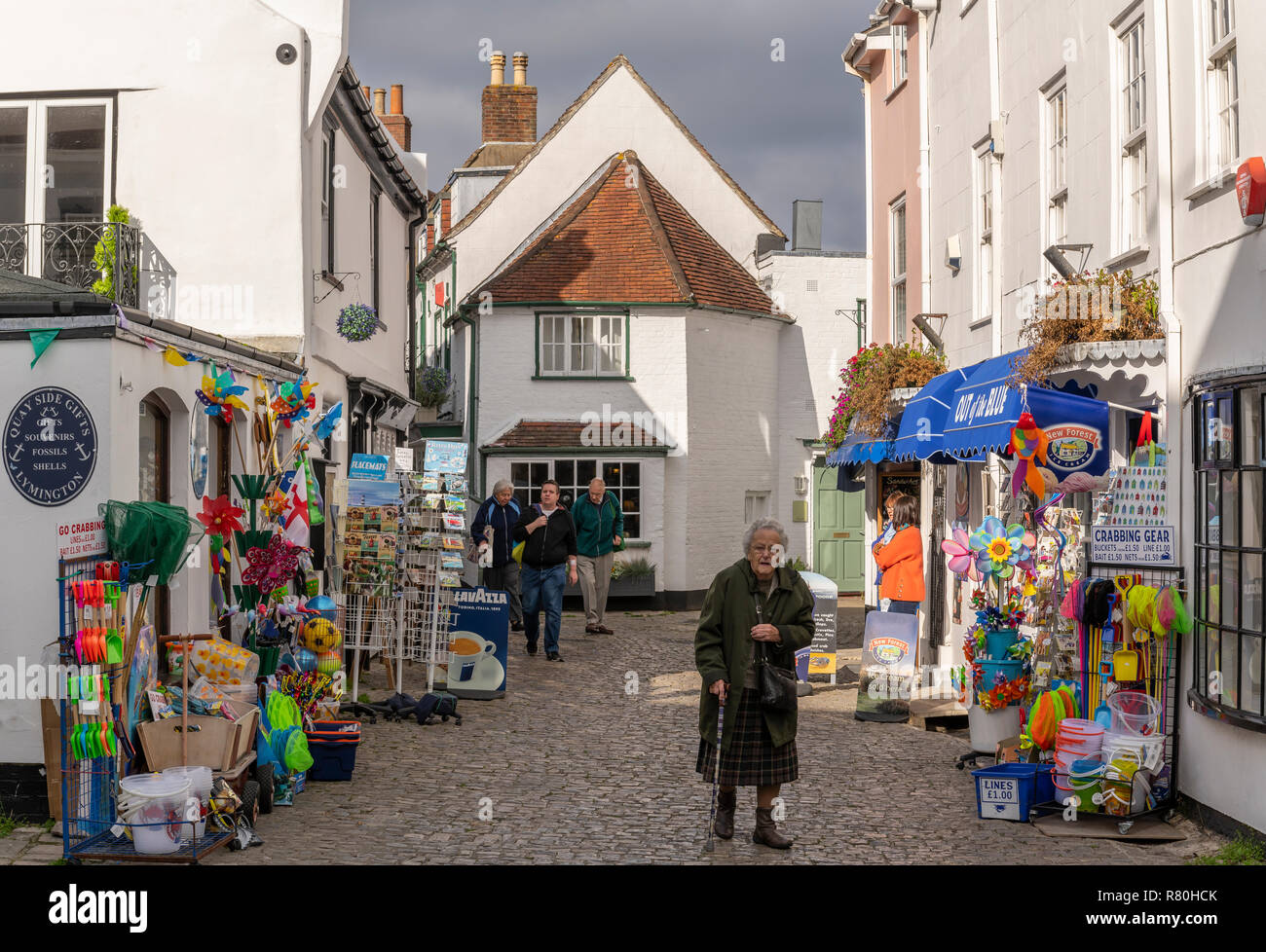 Lymington, England - Oktober 25, 2018: Alte Dame zu Fuß auf der Straße ...