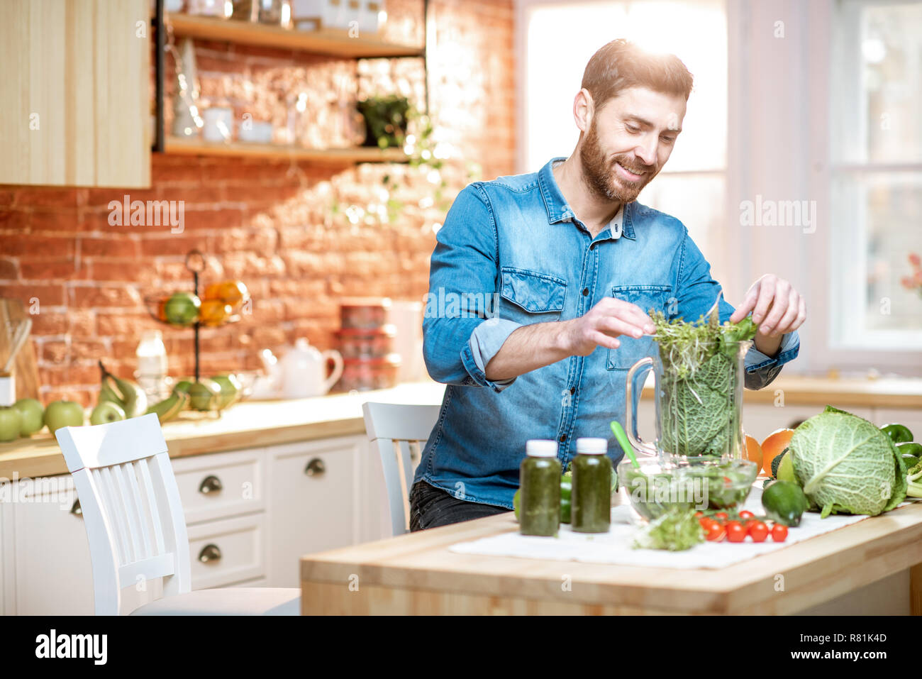 Menschen Kochen Stockfotos und -bilder Kaufen - Alamy