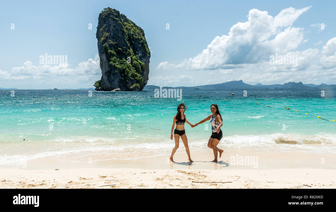 Mutter und teenager tochter am strand -Fotos und -Bildmaterial in hoher ...
