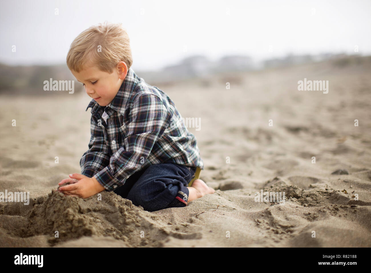 Kinder machen sandburgen -Fotos und -Bildmaterial in hoher Auflösung ...