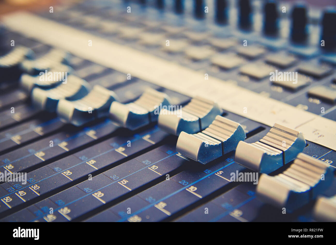 Sound mixer radio -Fotos und -Bildmaterial in hoher Auflösung – Alamy