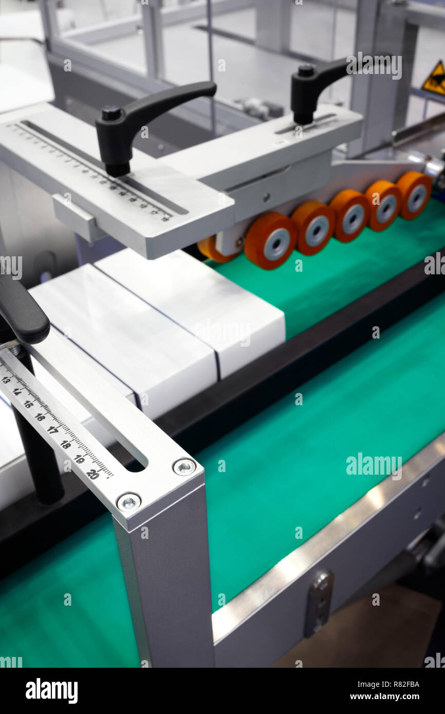 Packing boxes production line -Fotos und -Bildmaterial in hoher ...