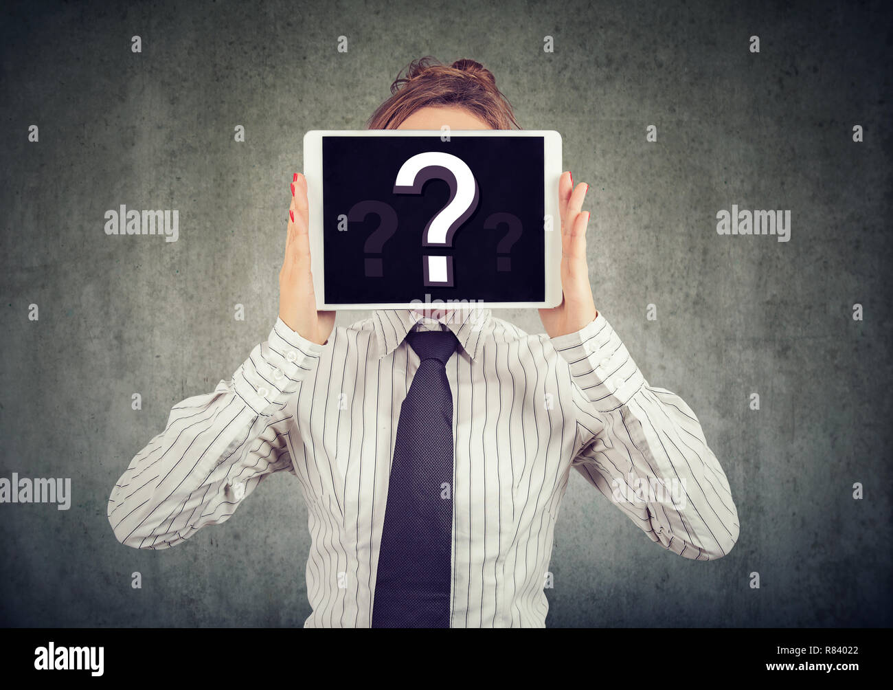 Anonyme Frau, Gesicht mit Tablet mit Fragezeichen verbergen ...