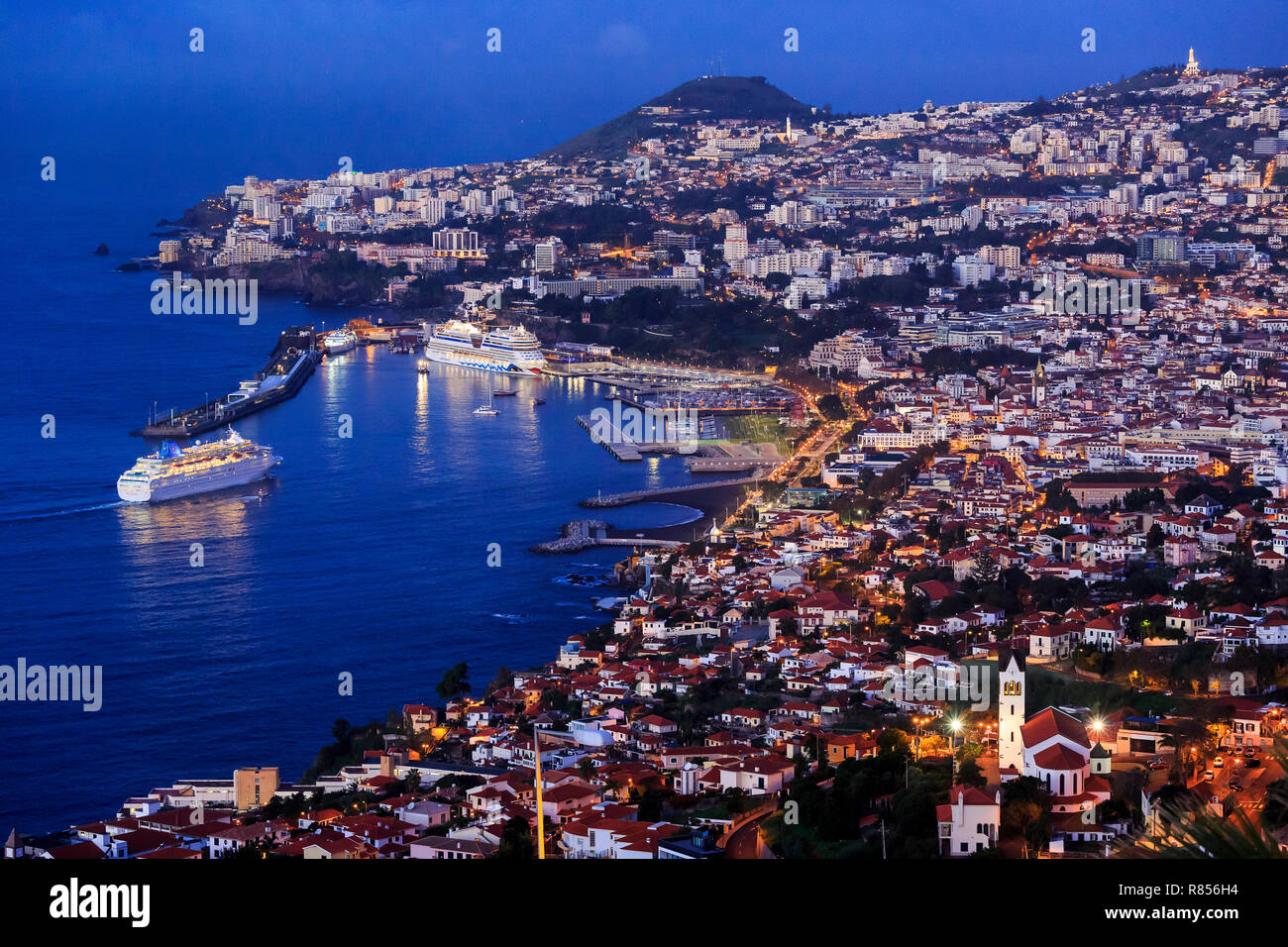 Funchal at night -Fotos und -Bildmaterial in hoher Auflösung – Alamy