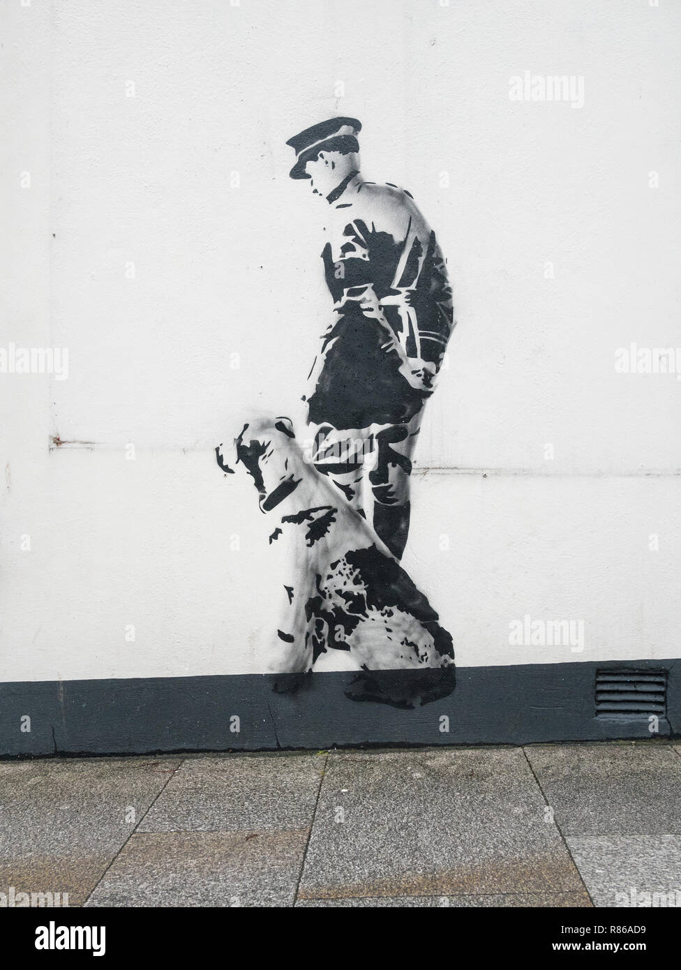 Banksy-ähnliches Graffiti von Security Guard / Polizist mit Polizeihund ...