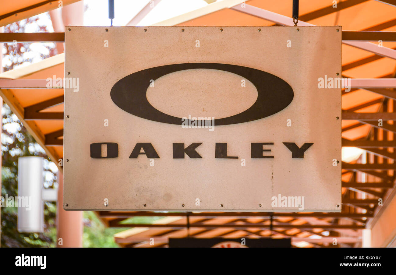 Oakley zeichen -Fotos und -Bildmaterial in hoher Auflösung – Alamy