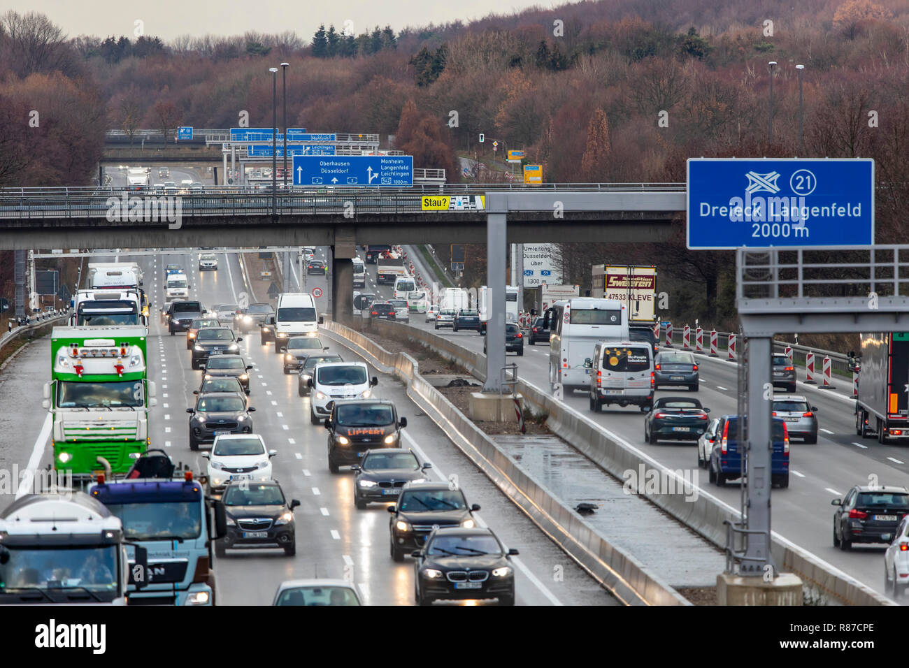 Von der Autobahn A3 zwischen Opladen und Leverkusen, Regenwetter ...