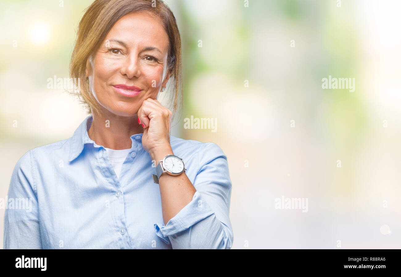 Mittleres Alter senior Hispanic Frau über isolierte Hintergrund mit der ...