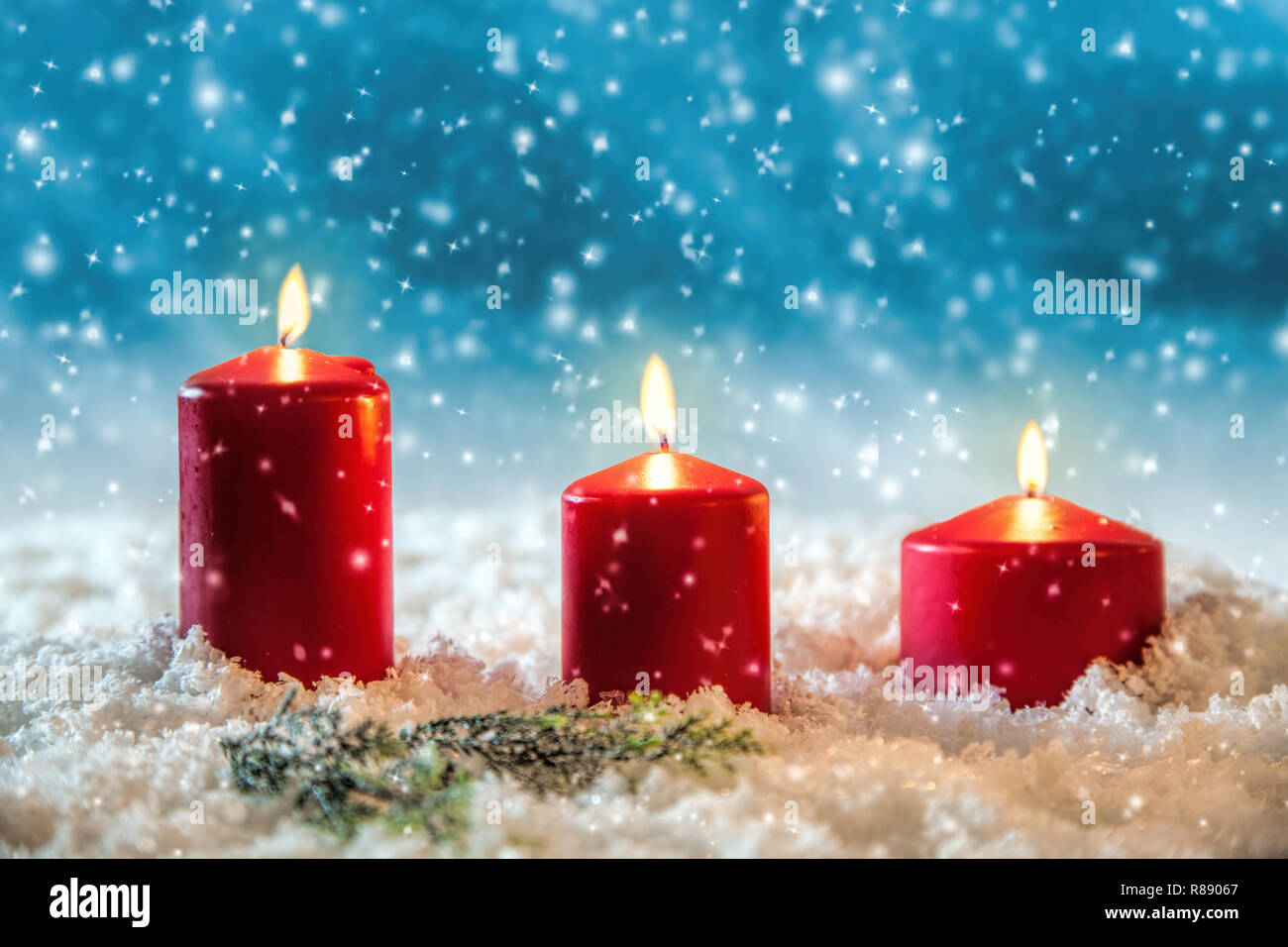 Three burning candles in advent -Fotos und -Bildmaterial in hoher Auflösung – Alamy