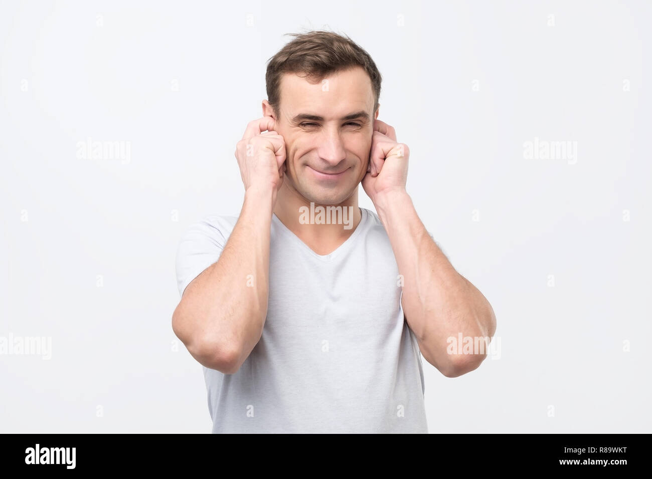 Stopfen ihre ohren -Fotos und -Bildmaterial in hoher Auflösung – Alamy