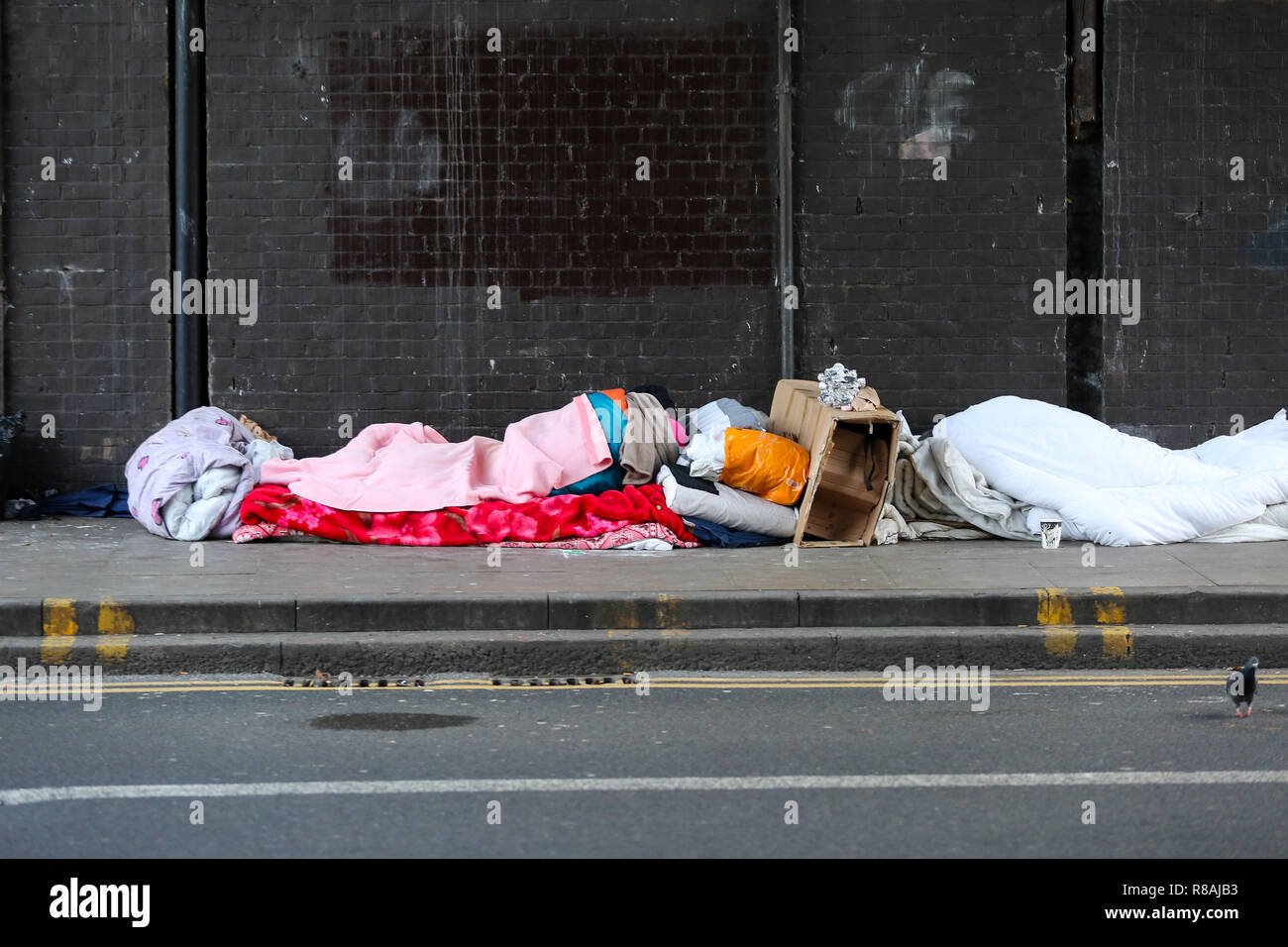 Homeless people sleeping under bridge -Fotos und -Bildmaterial in hoher ...