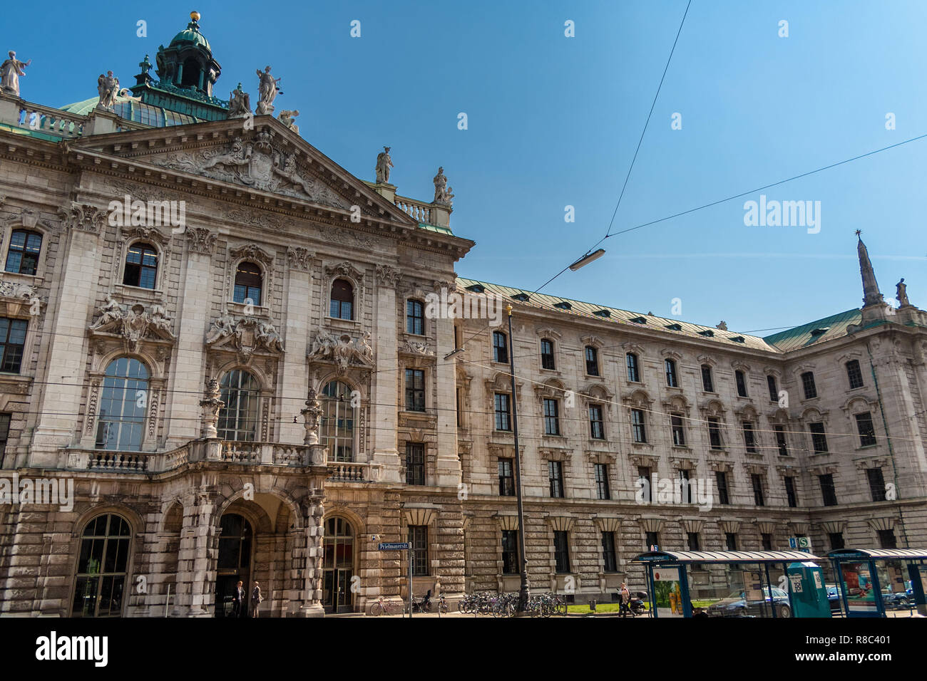 Baroque gable -Fotos und -Bildmaterial in hoher Auflösung – Alamy