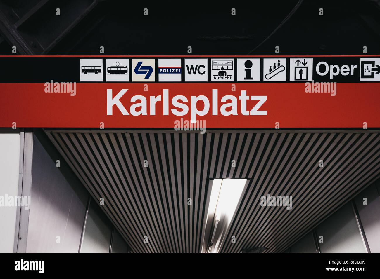 Wiener Linien Zeichen Stockfotos und -bilder Kaufen - Alamy