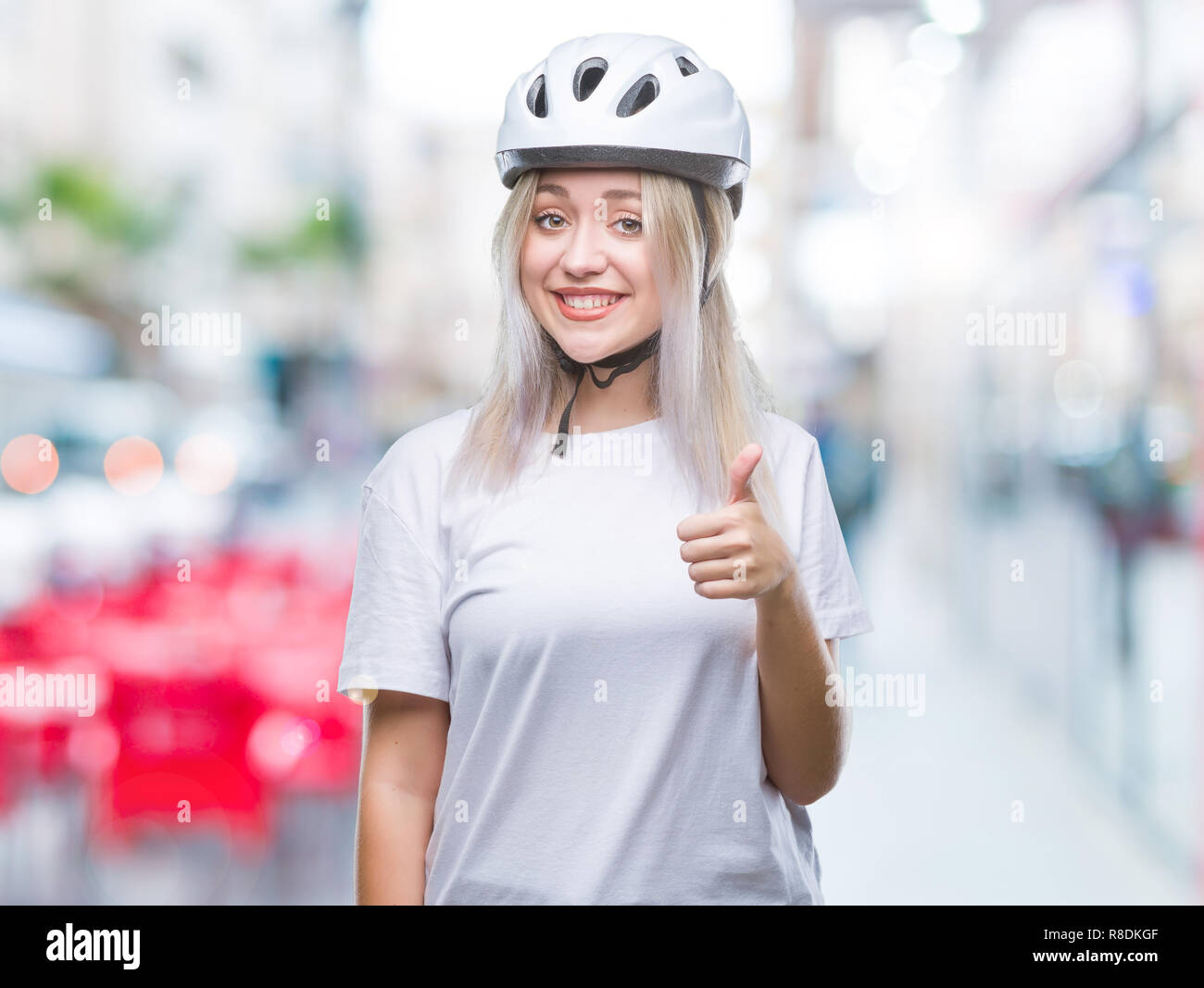 Junge Blonde Frau Tragen Radfahrer Sicherheit Helm über Isolierte
