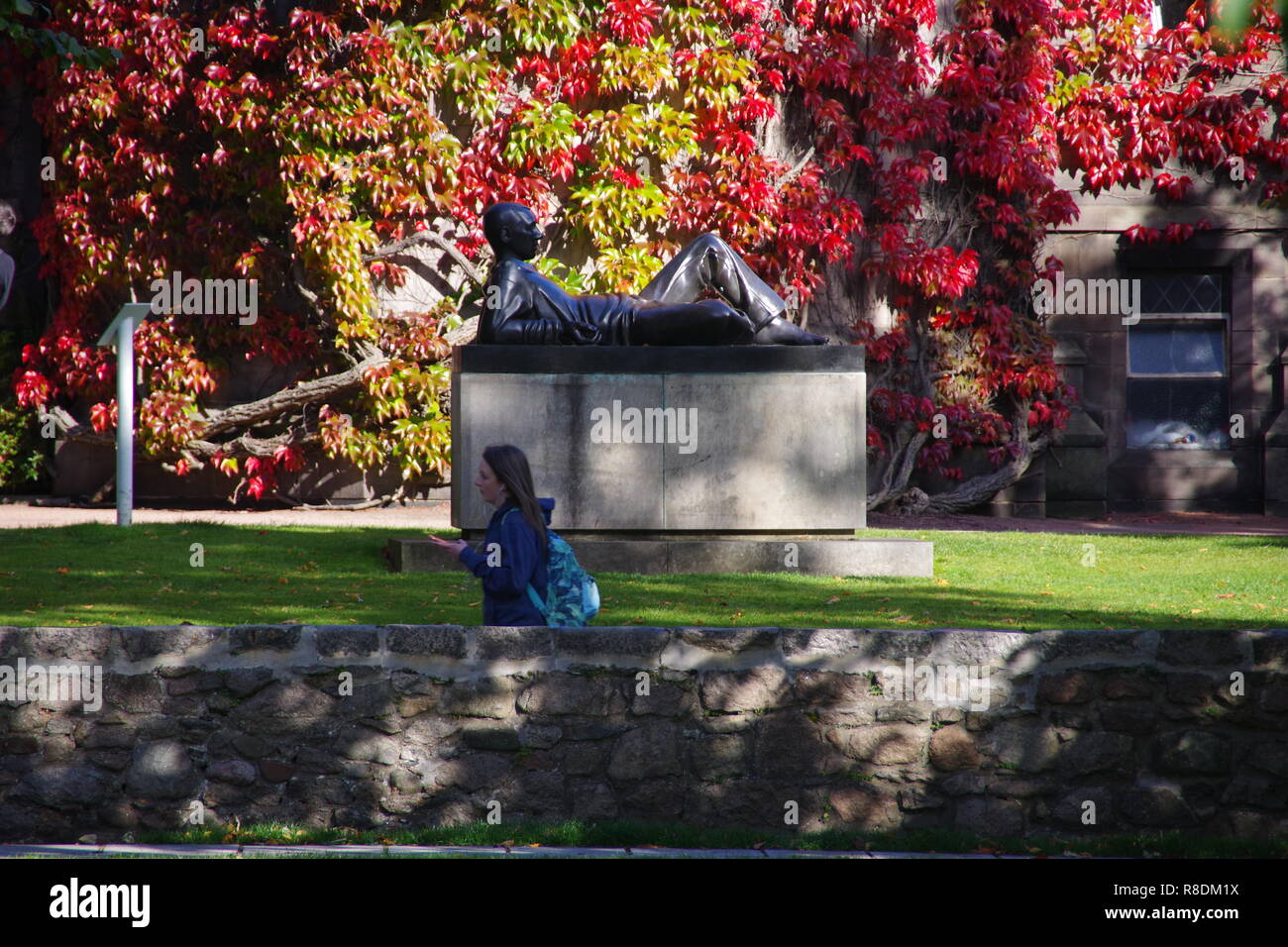 Lounging junge mann statue -Fotos und -Bildmaterial in hoher Auflösung ...