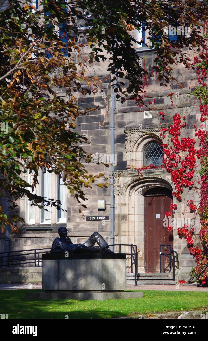 Lounging junge mann statue -Fotos und -Bildmaterial in hoher Auflösung ...