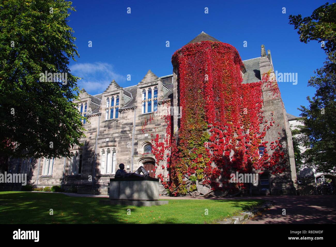 Lounging junge mann statue -Fotos und -Bildmaterial in hoher Auflösung ...