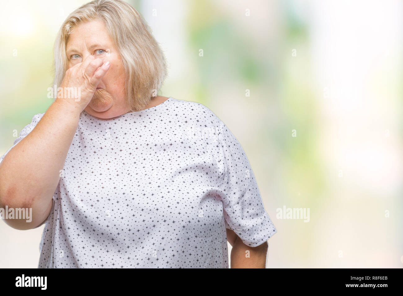 Senior Plus size kaukasische Frau über isolierte Hintergrund riechen ...