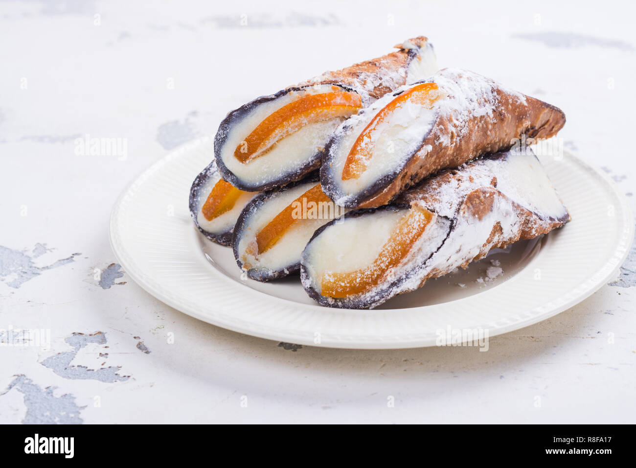 Cannoli Dessert Stockfotos und -bilder Kaufen - Alamy