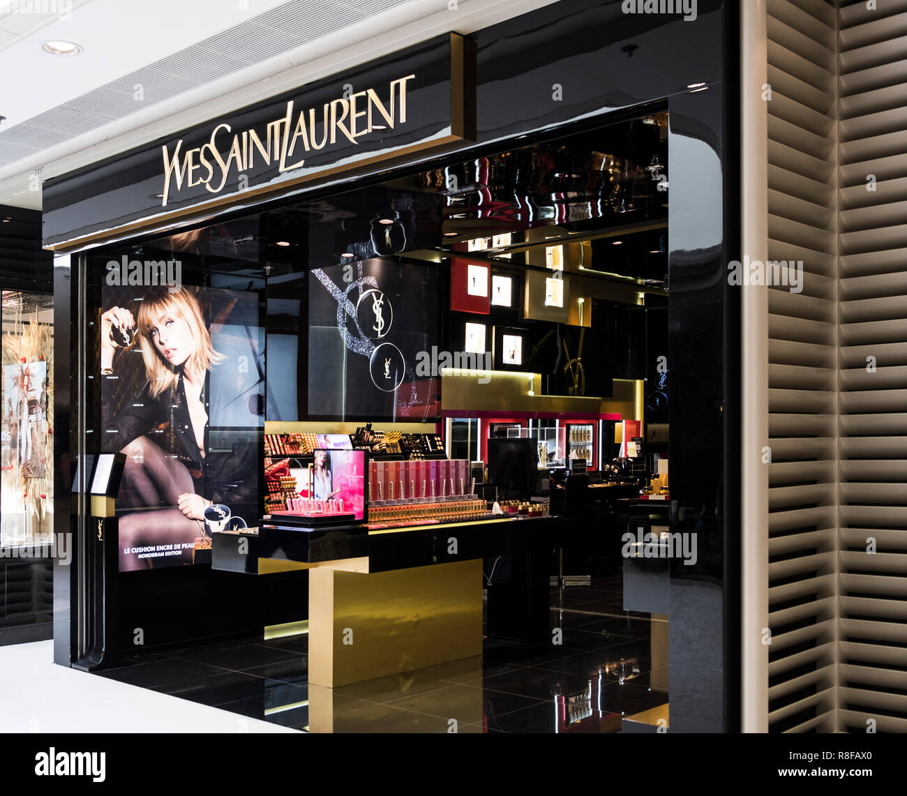 Yves saint laurent store front -Fotos und -Bildmaterial in hoher ...