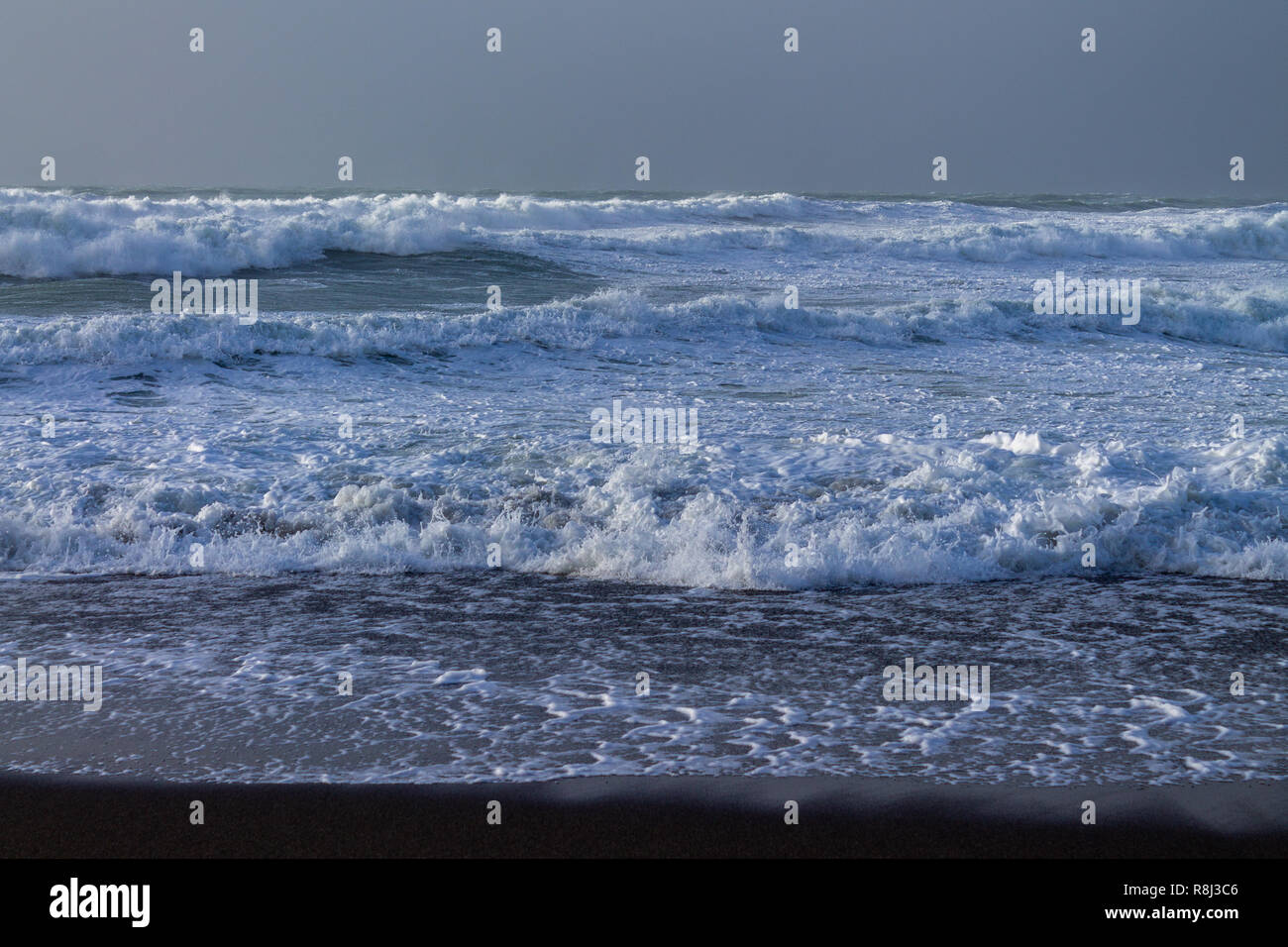 Wellen an den strand -Fotos und -Bildmaterial in hoher Auflösung – Alamy