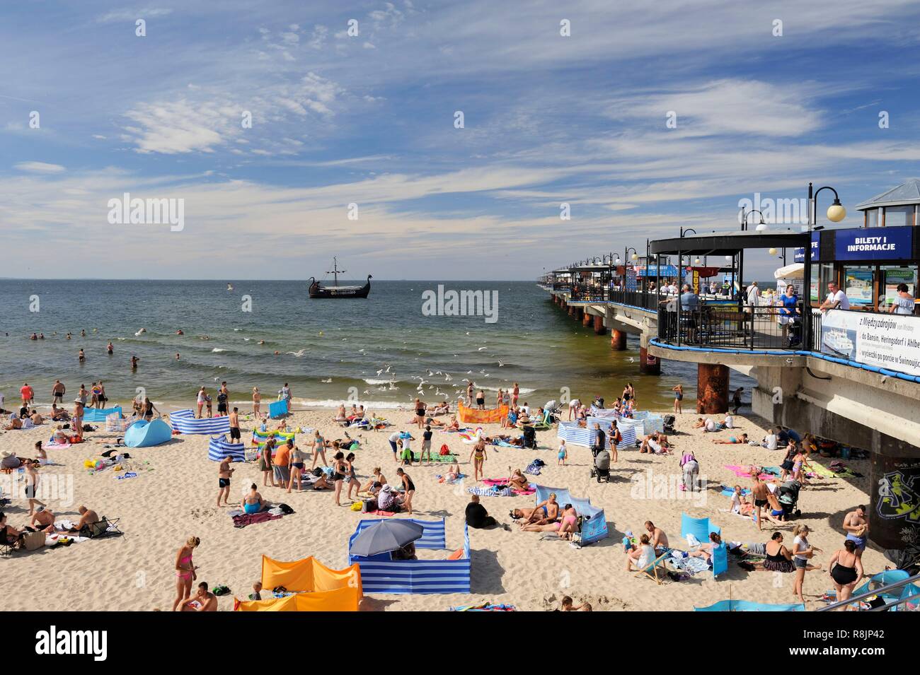 Polen, Westpommern, Miedzyzdroje, Strand und Pier oder Molo an der ...