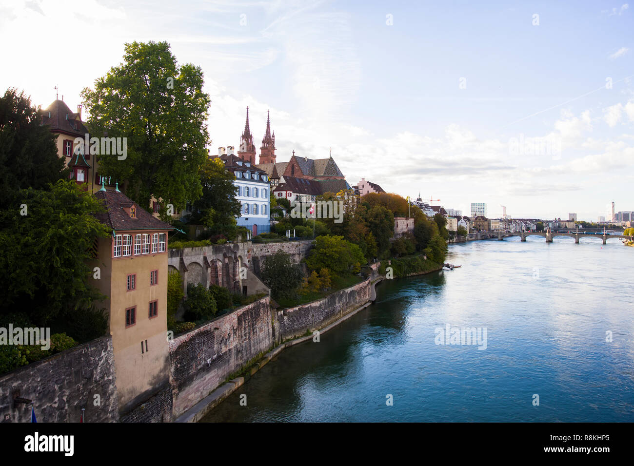 Blick auf die Altstadt von Basel, Schweiz mit dem Dom über dem Rhein ...