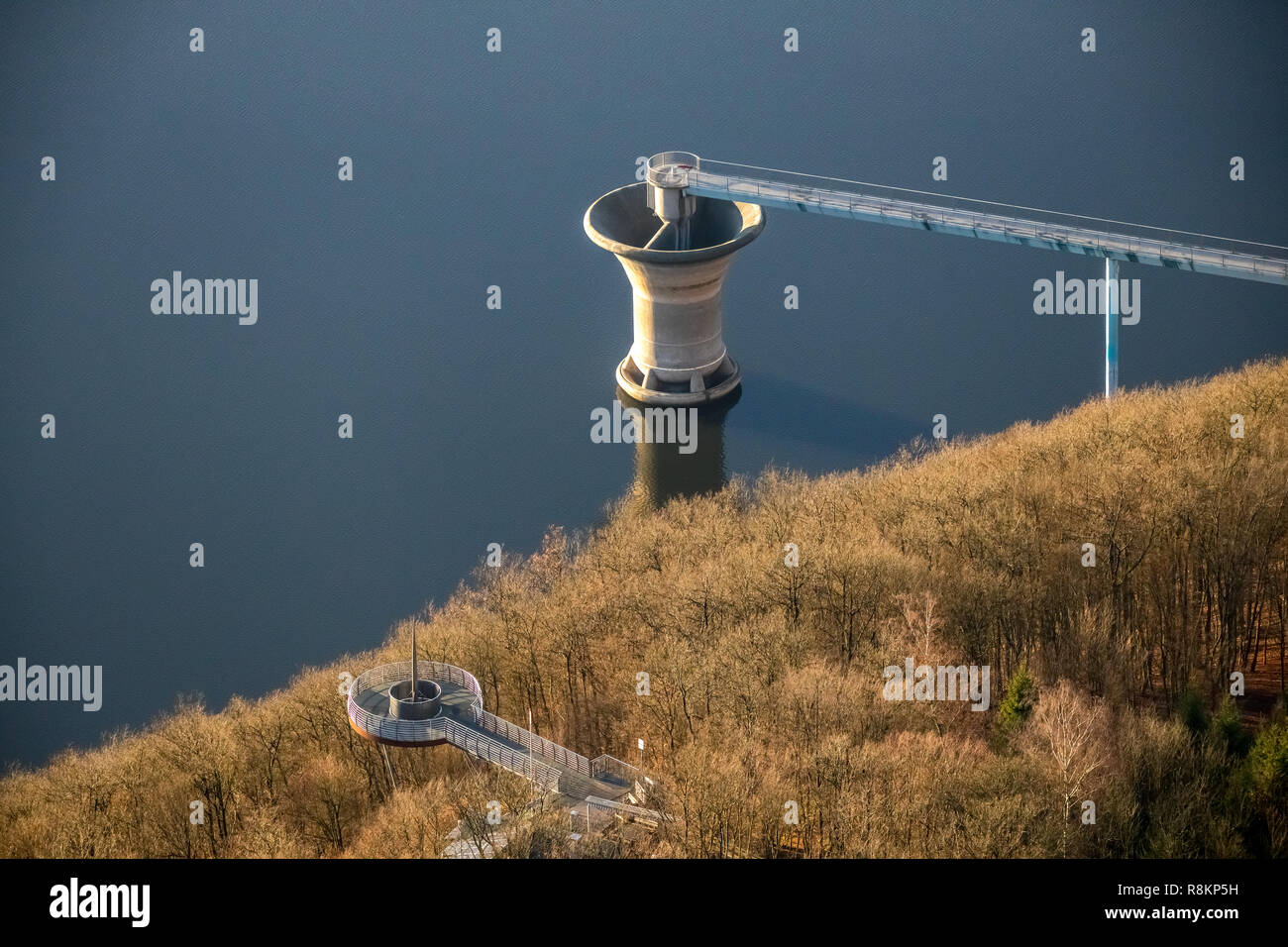 Niedrigwasser am biggesee -Fotos und -Bildmaterial in hoher Auflösung ...