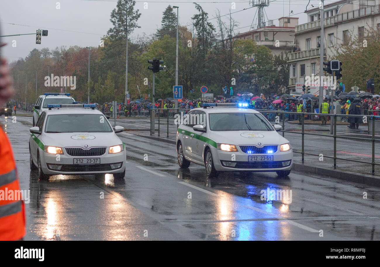 Prague police car cop -Fotos und -Bildmaterial in hoher Auflösung – Alamy