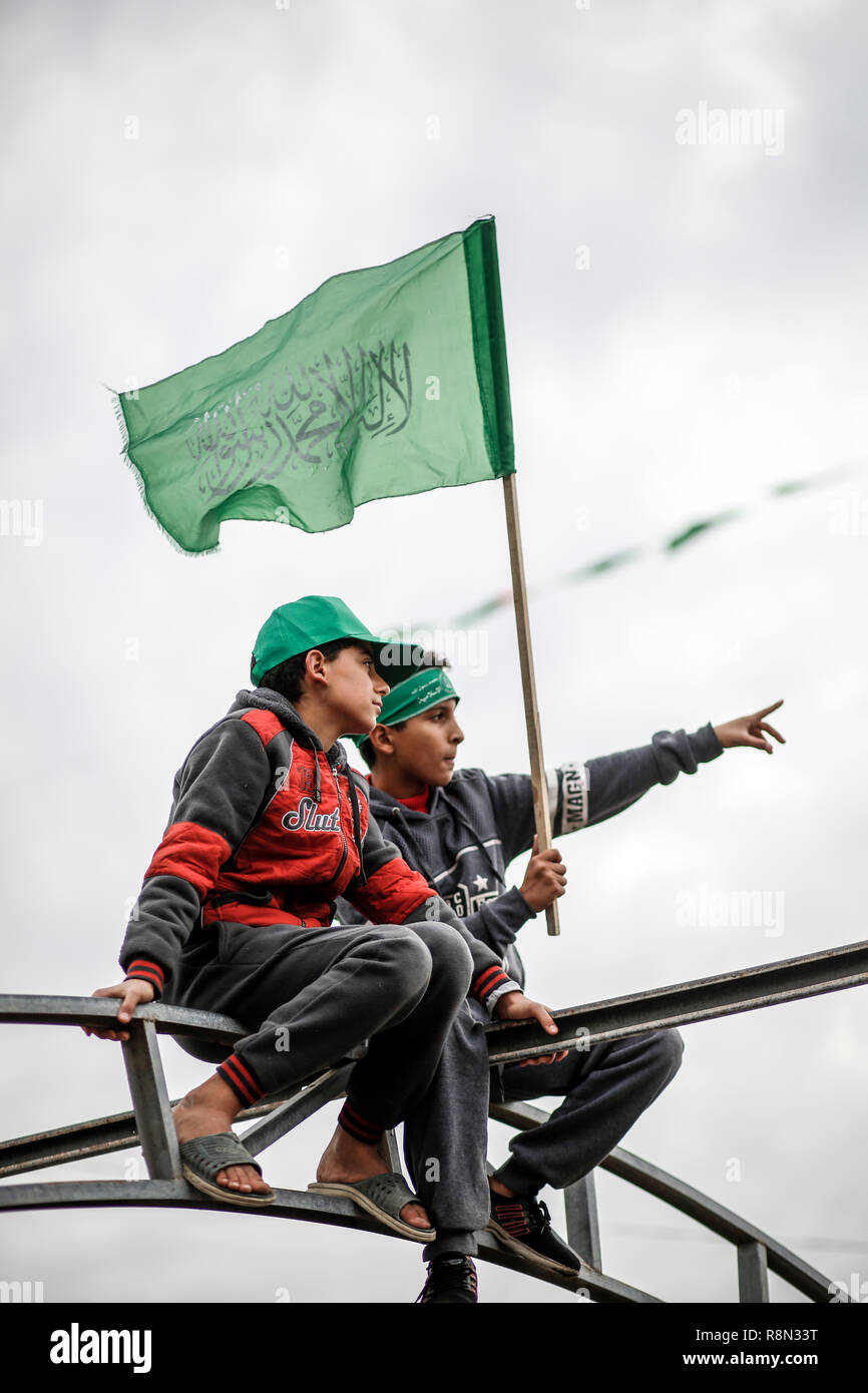 Gaza, Palästina. 16 Dez, 2018. Palästinensische Kinder mit einer hoch ...