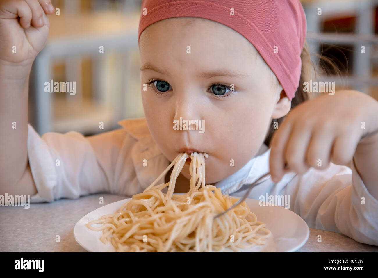 Das Kind Isst Spaghetti Das Kleine Mädchen Nicht Essen Wollen