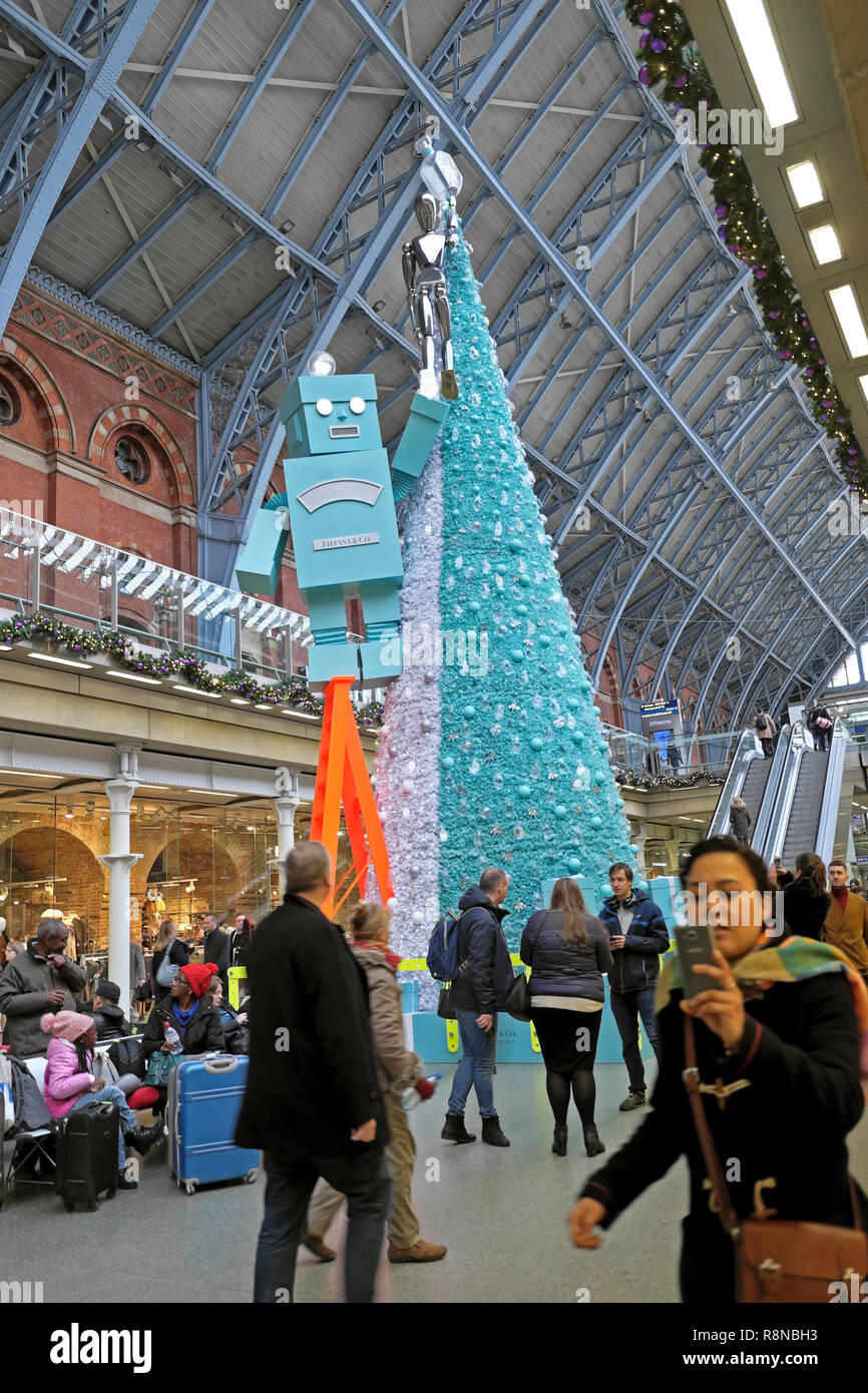 Tiffany & Co Weihnachtsbaum und Roboter & Frau unter selfie im ... Tiffany & Co Weihnachtsbaum und Roboter & Frau unter selfie im ...