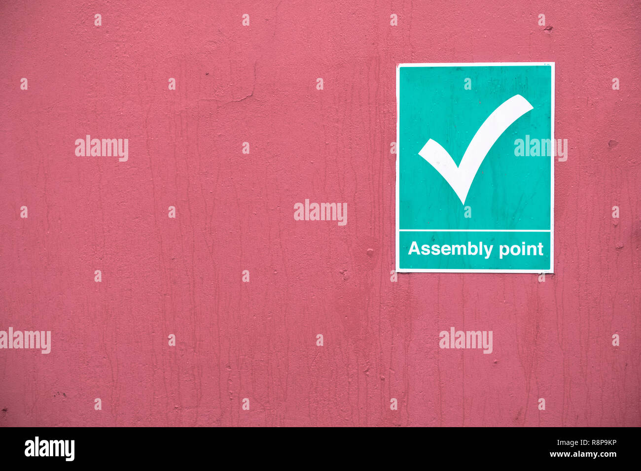 Sammelplatz im Brandfall Schild am Arbeitsplatz Parkplatz zaun Wand ...