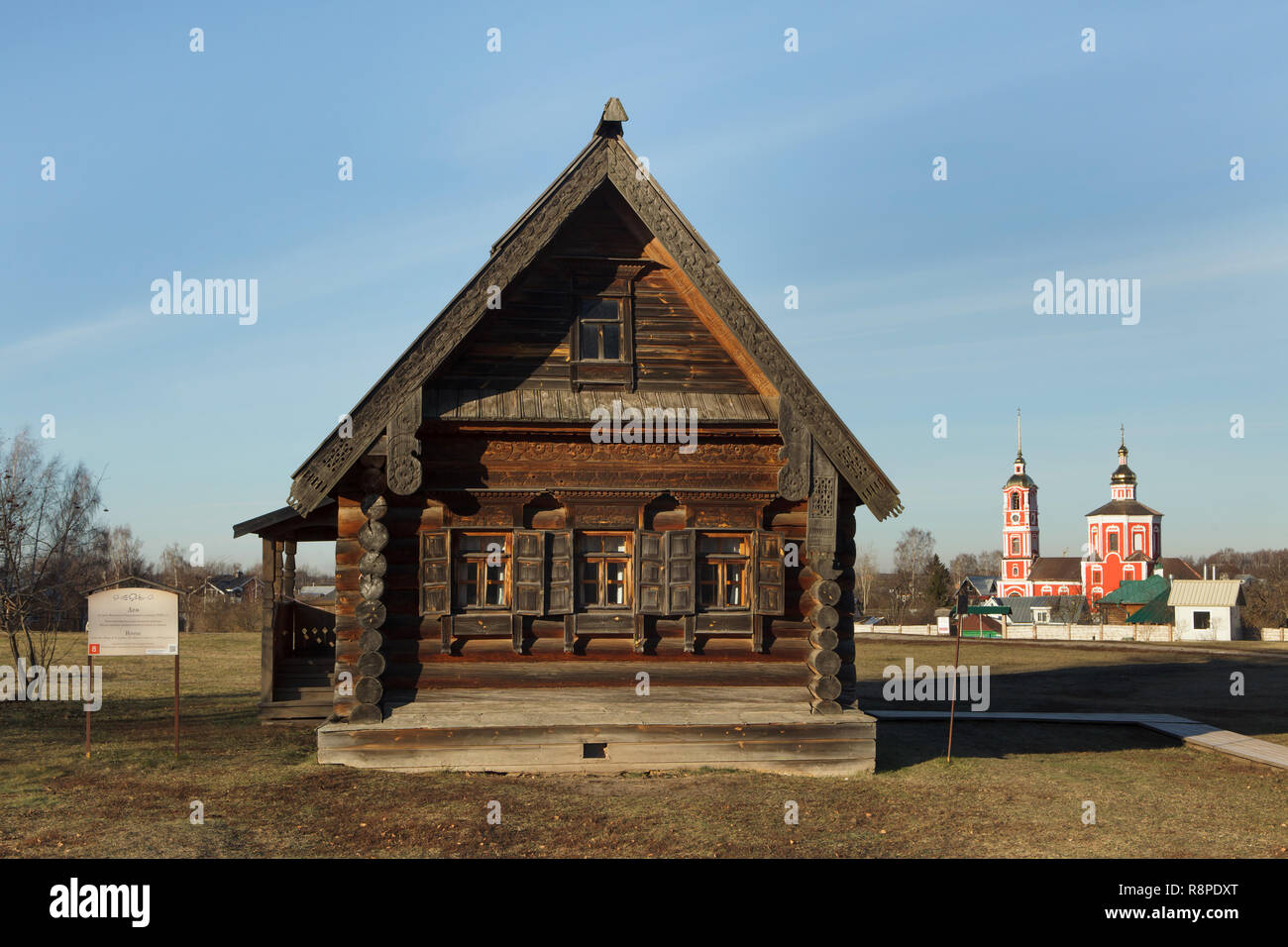Traditionelle russische Holz- Bauernhaus aus dem 19. Jahrhundert datiert aus dem Dorf Vasenino ...