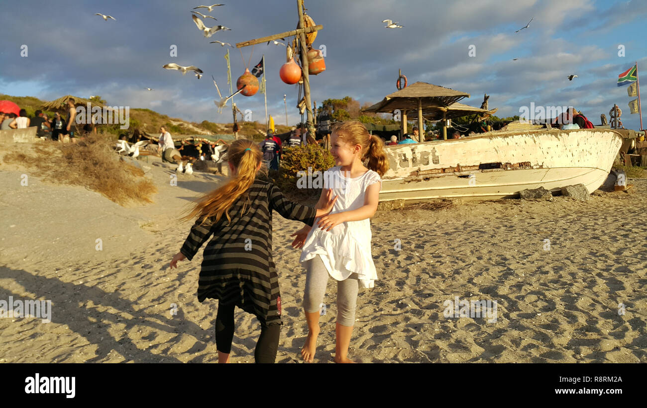 Kinder nakt am strand -Fotos und -Bildmaterial in hoher Auflösung ...