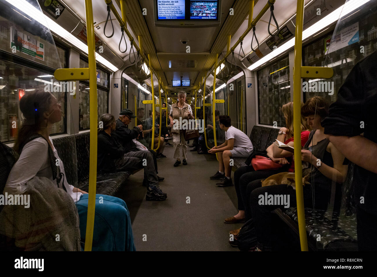 Die Menschen in der U-Bahn in Berlin, Deutschland Stockfotografie - Alamy