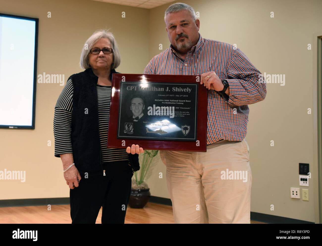 Die Familie der Kapitän Jonathan Shively hält die Gedenktafel für die ...