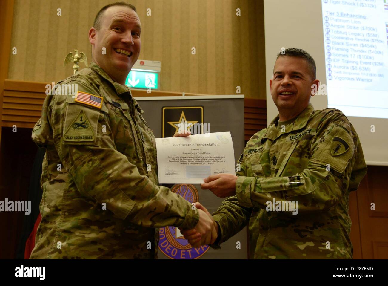 Us-Armee Sgt. Maj Daniel Ritzel (links), U.S. Army G3 Sergeant Major ...
