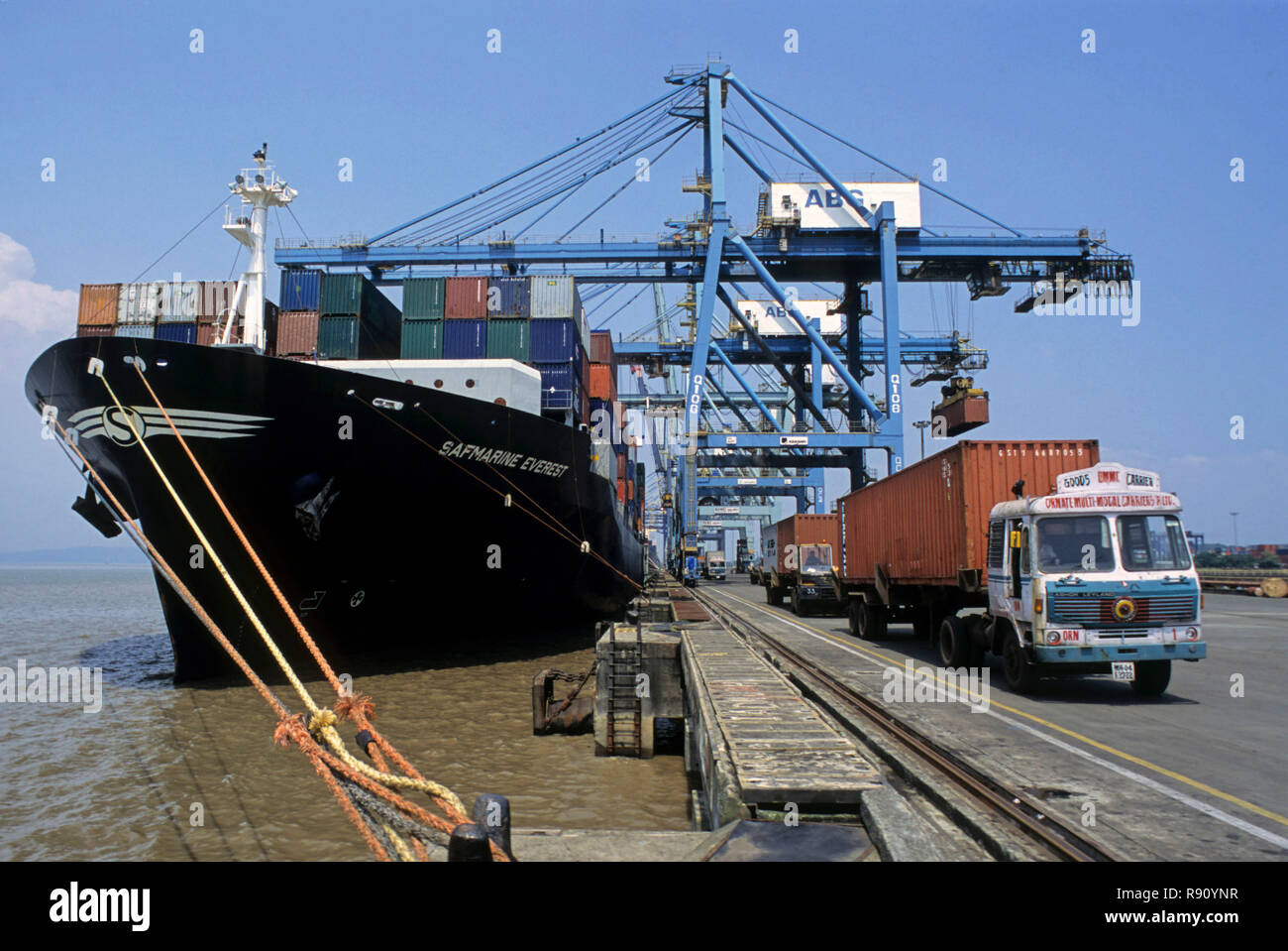 Containers ship loading -Fotos und -Bildmaterial in hoher Auflösung – Alamy