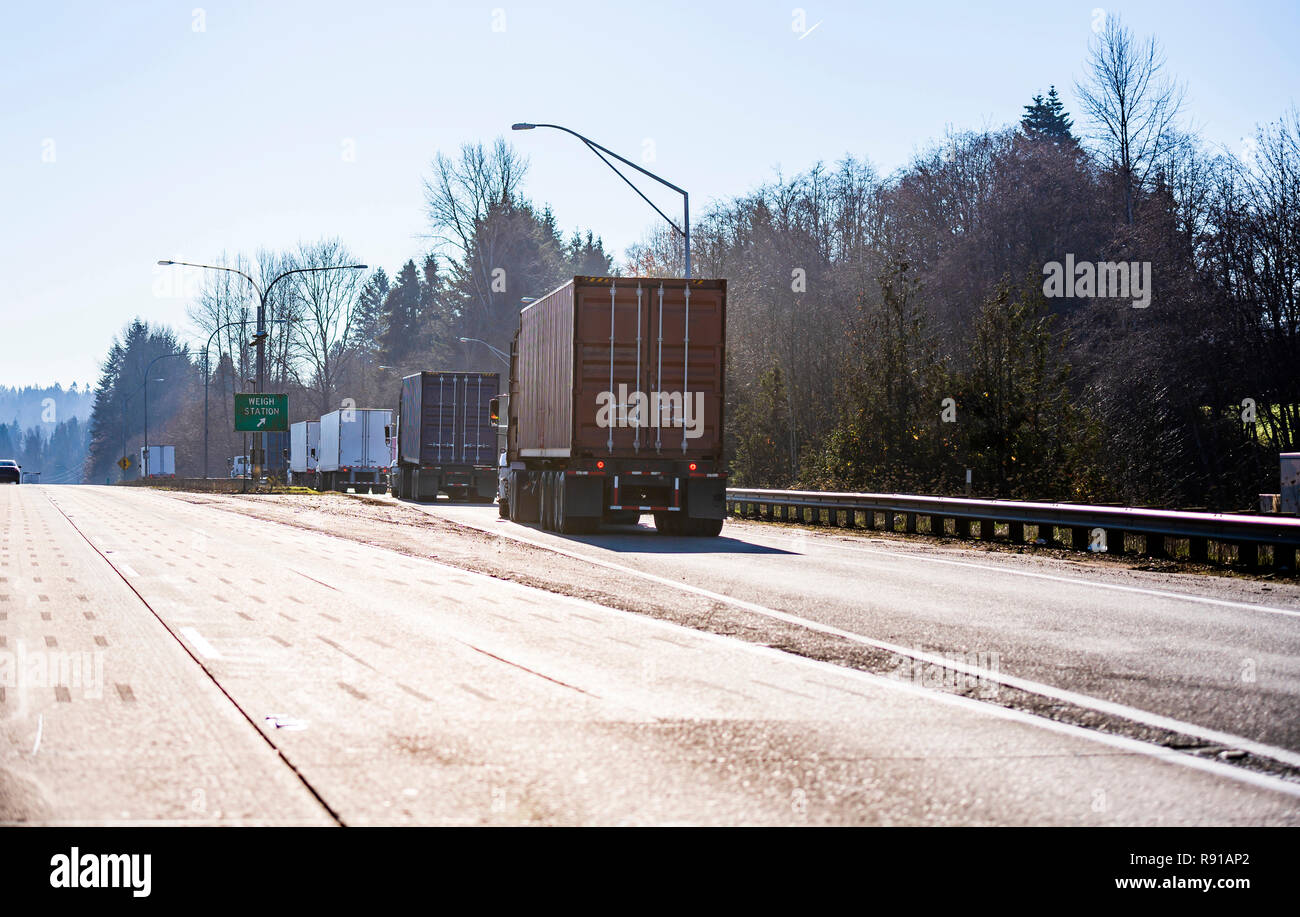 Verschiedene big Rigs semi Trucks mit Containern und Auflieger stehen ...