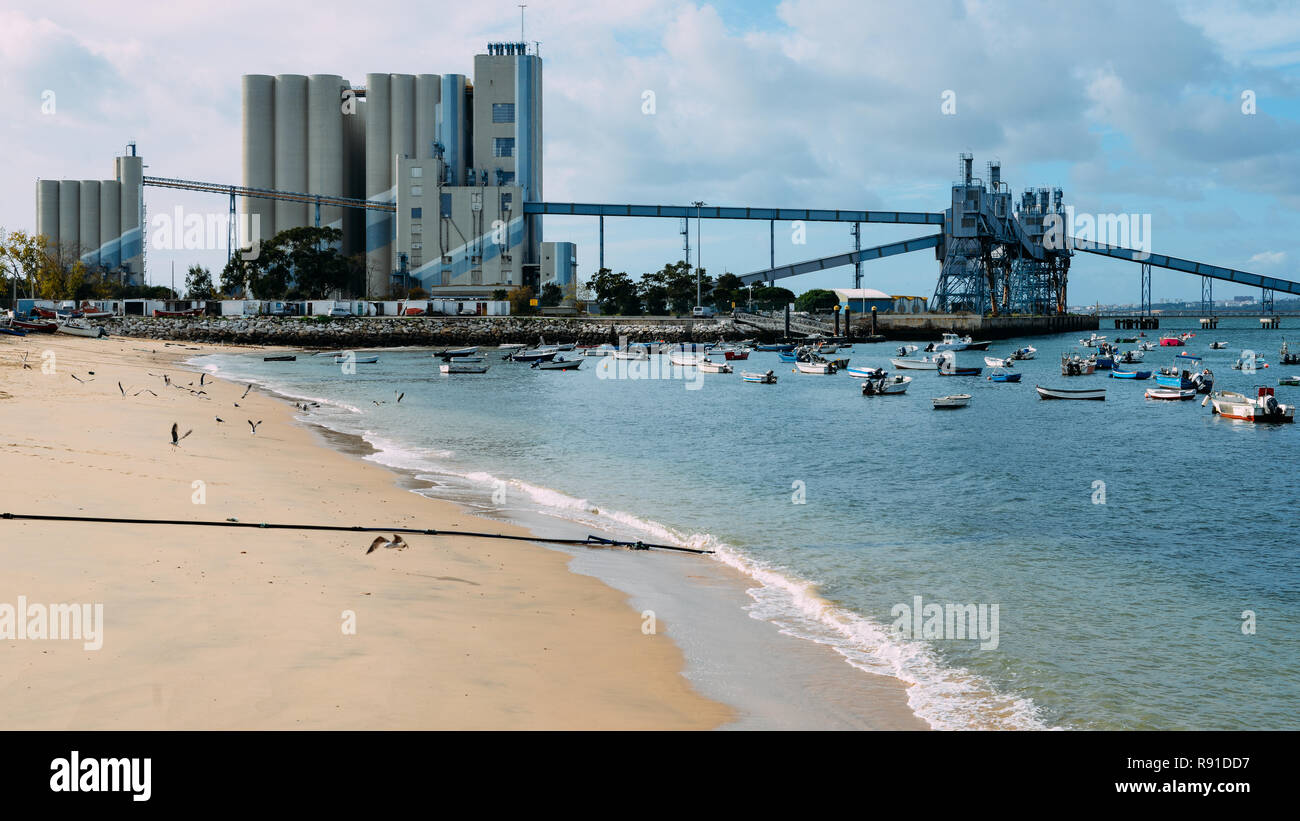 Trafaria, Portugal - Dec 16, 2018: Deep Water Terminal und Silos für ...